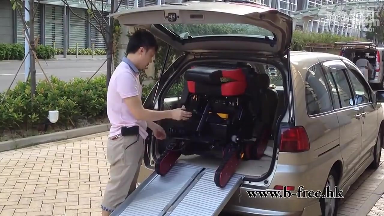 全地形多功能爬楼梯电动轮椅(1)