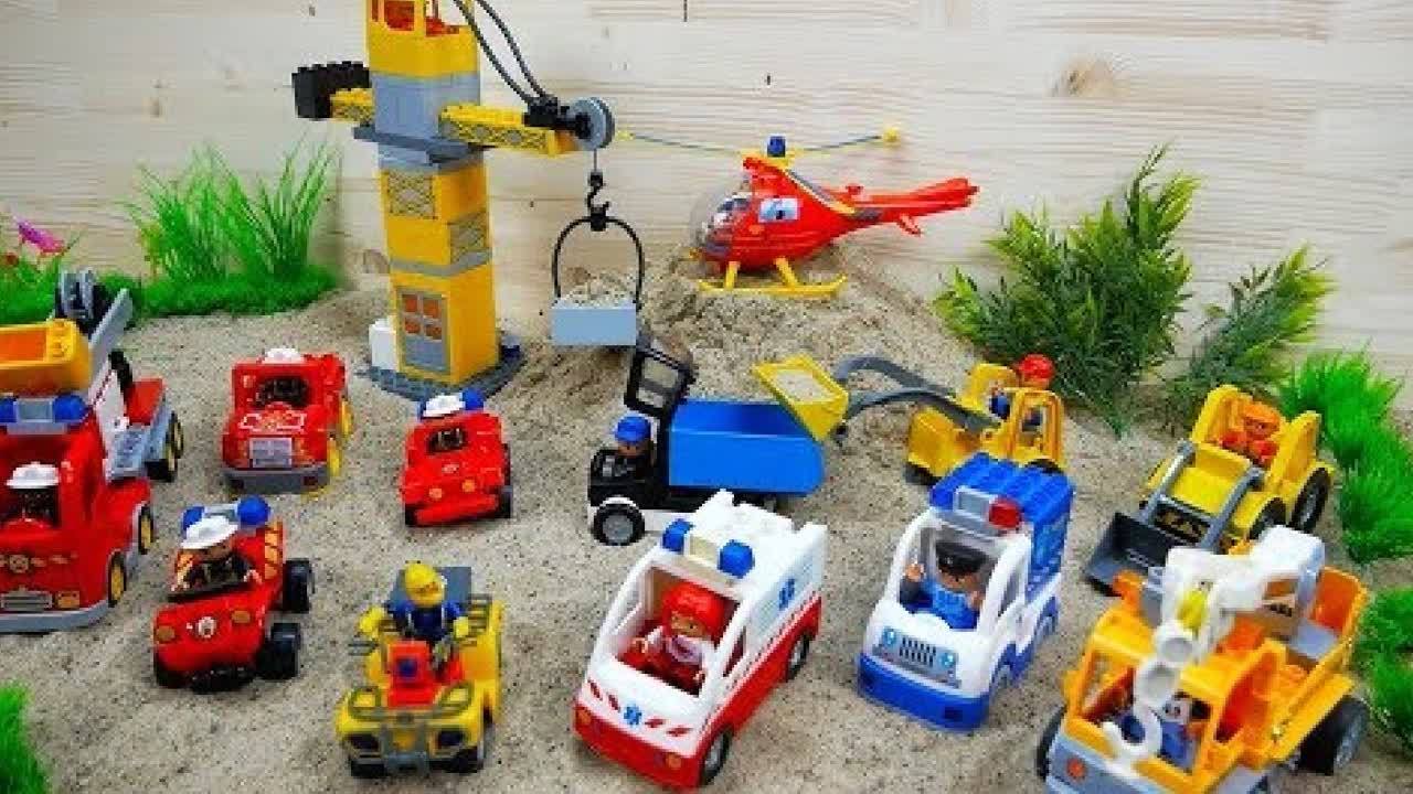 玩具车动画:塔吊,铲土车和救护车