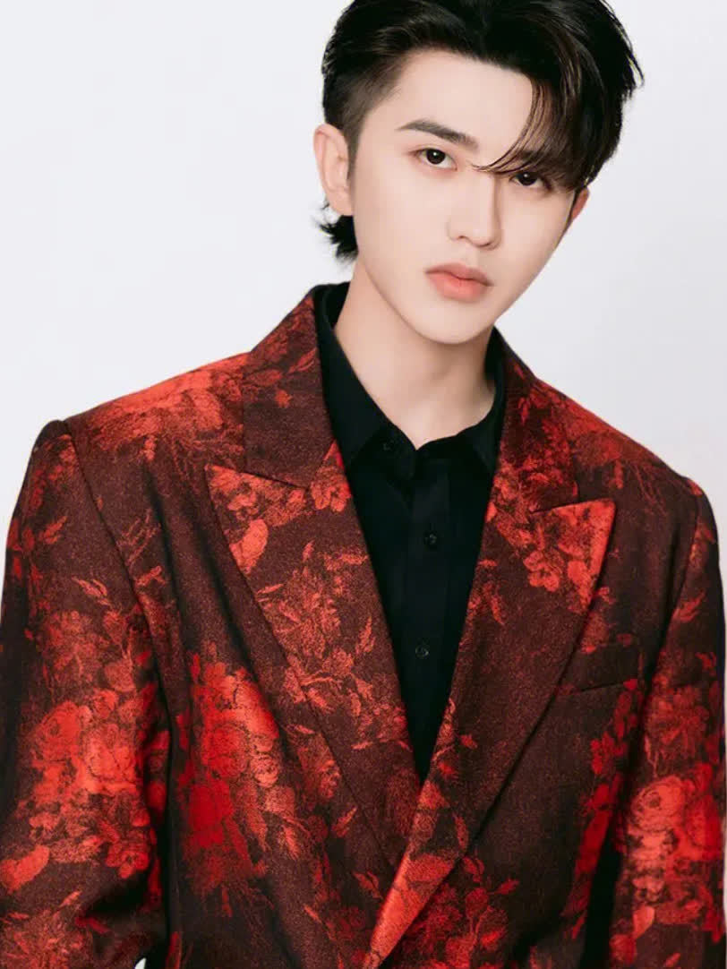 蔡徐坤陷入绯闻风波,宣布取消公开TMEA颁奖礼行程,网友吃瓜观望