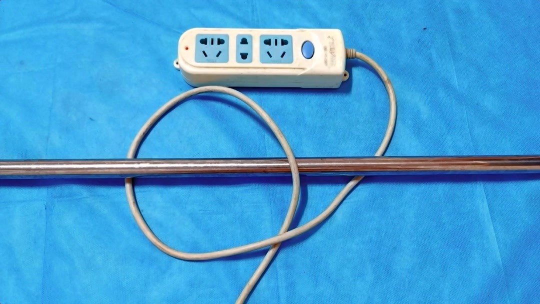 铁管压着电线,挪不动铁管拉不出电线怎么办?教你一招,抽出电线