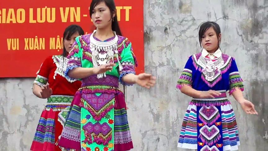 越南苗族女孩简易场地舞蹈表演
