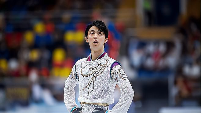 孤独的羽生结弦!教练阻止他短节目上四周跳,师兄隐瞒他改节目