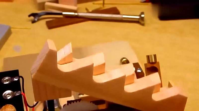 国外牛人脑洞大开,DIY木质楼梯升降机模型,还能将铁球送上顶!