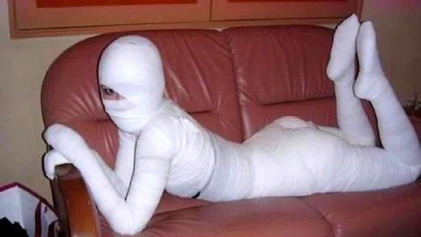 女孩为追求完美身材,用绷带捆自己好几年,拆开后身材让人羡慕