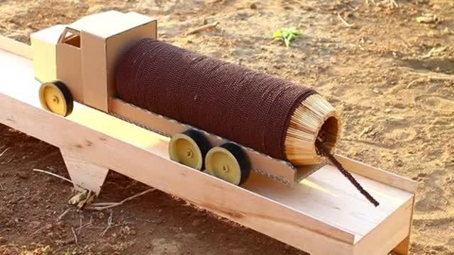 制作一辆由30000根火柴棒驱动的硬纸板卡车,火柴的连锁反应