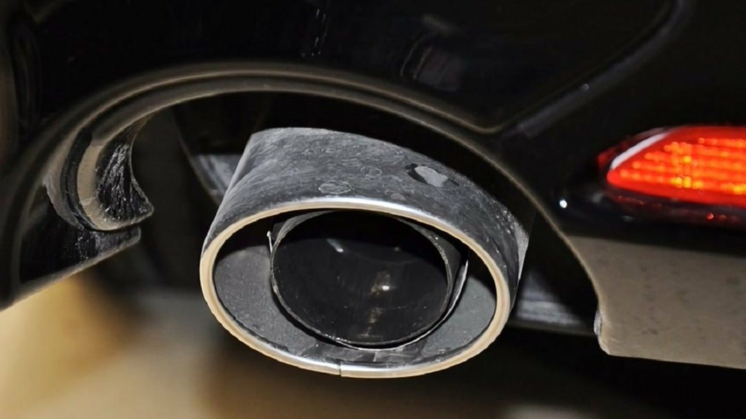 排气管里是黑色的是否燃烧不良?