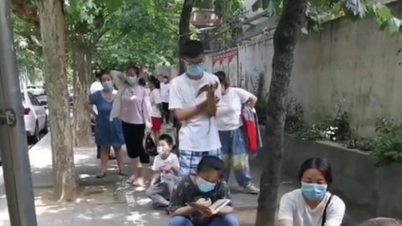 榜样核酸检测现场2位少年淡定读书,专心致志的样子令人动容