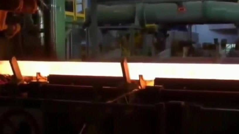 钢管的制造过程,烧得红通通的,隔着屏幕都觉得热!