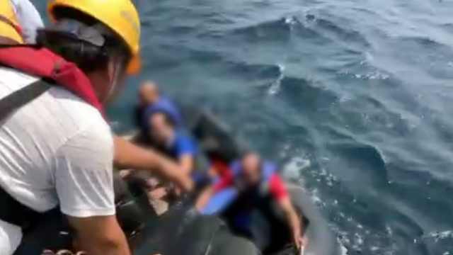 游客试驾皮划艇发生故障,海上漂流16小时获救