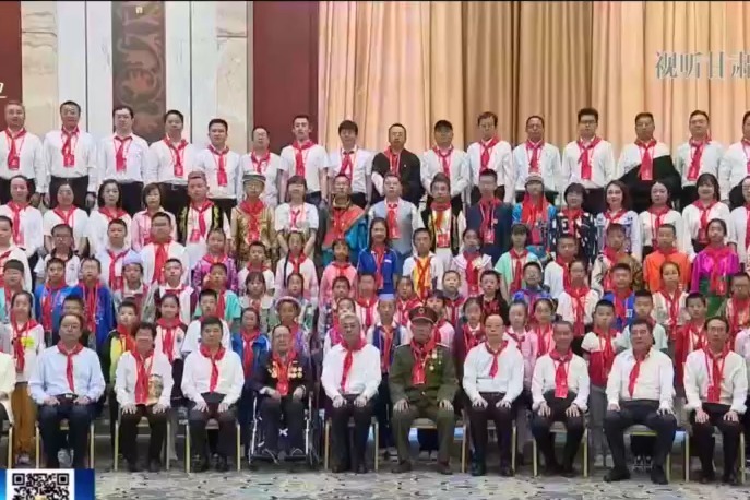 尹弘在会见甘肃省第八次少代会代表时寄语少年儿童