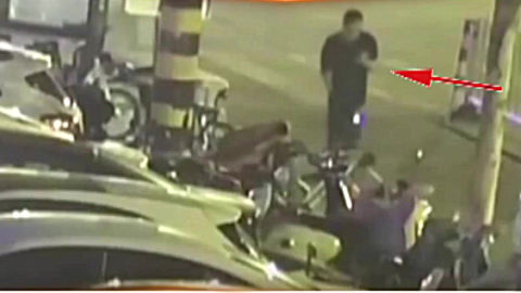 ...车在非机动车倒车,撞到了全程低头玩手机的男子,交警:两人都有责任!