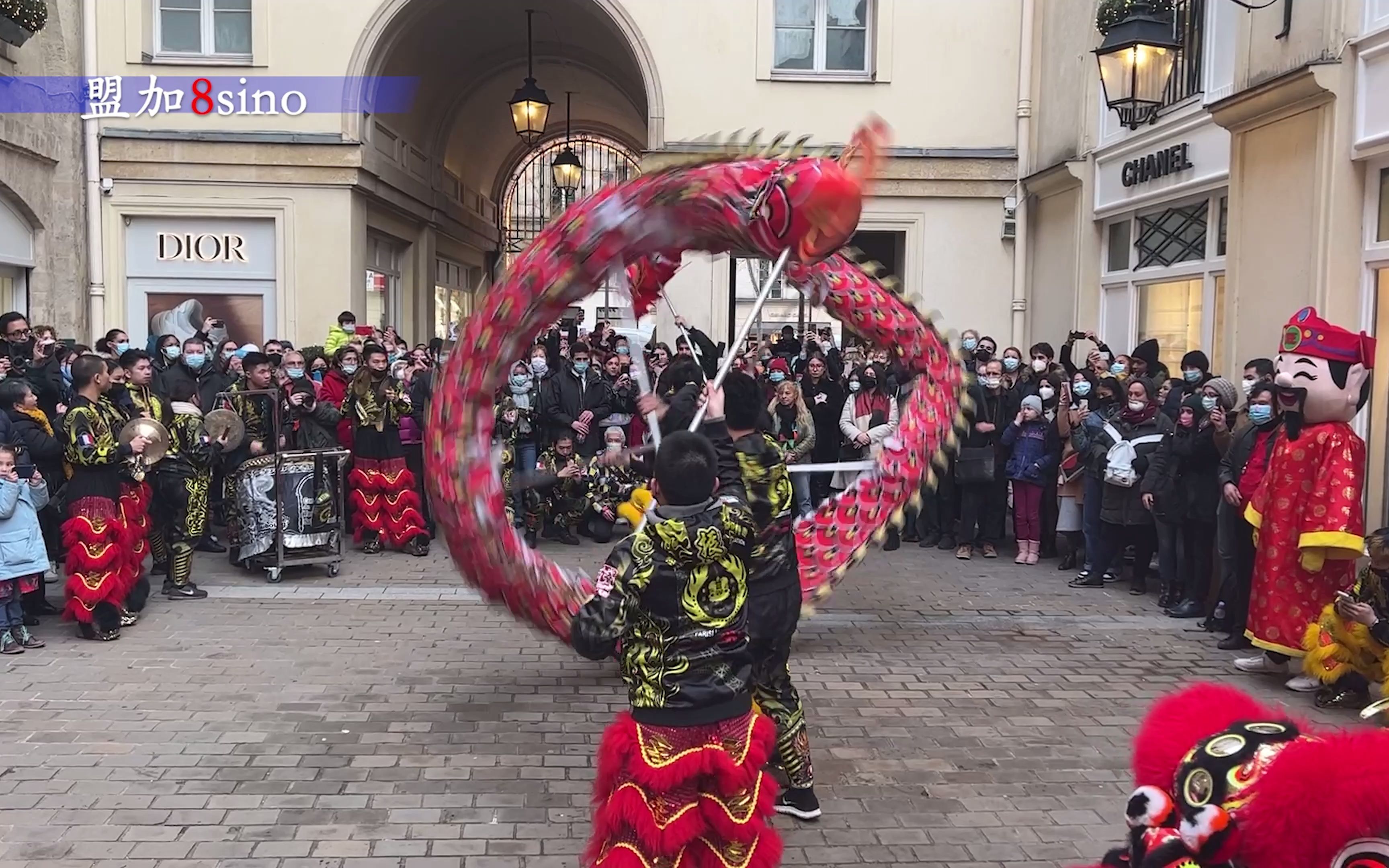 ...(2022),法国巴黎市中心时尚大街 Saint Honoré精彩的舞龙舞狮表演!