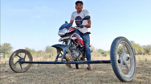 将摩托车改装成三轮车,急打一把方向后,场面瞬间失控!