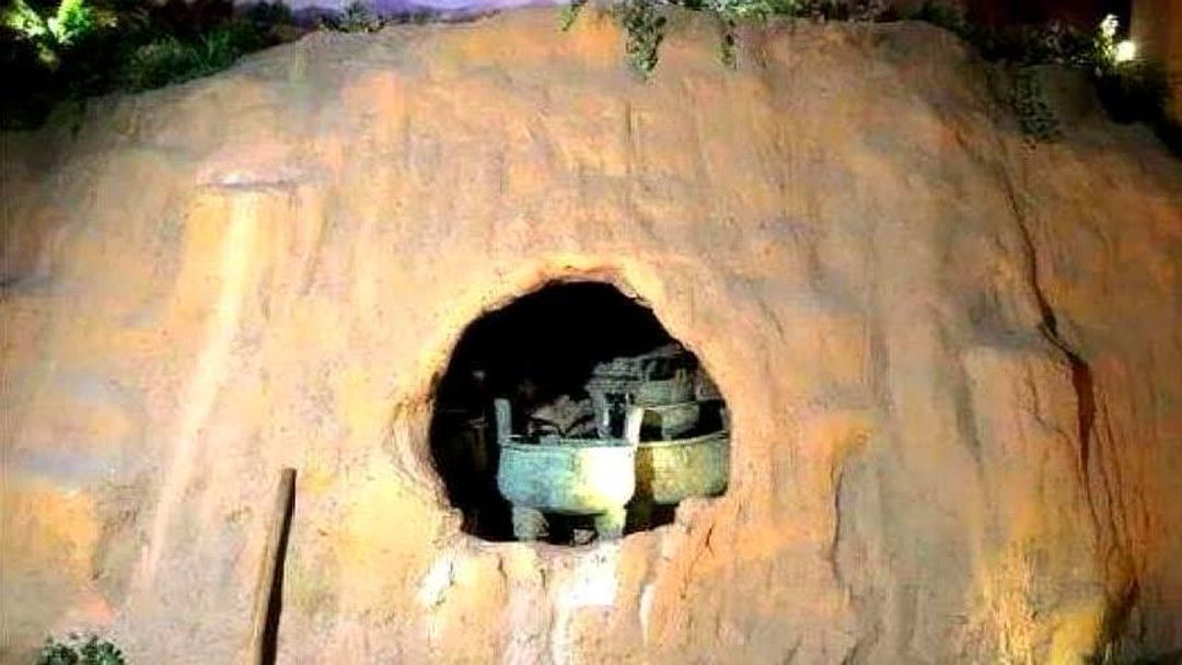 宝鸡村民刨出神秘大黑洞,出土文物让专家欢呼,央视鉴宝亲自采访