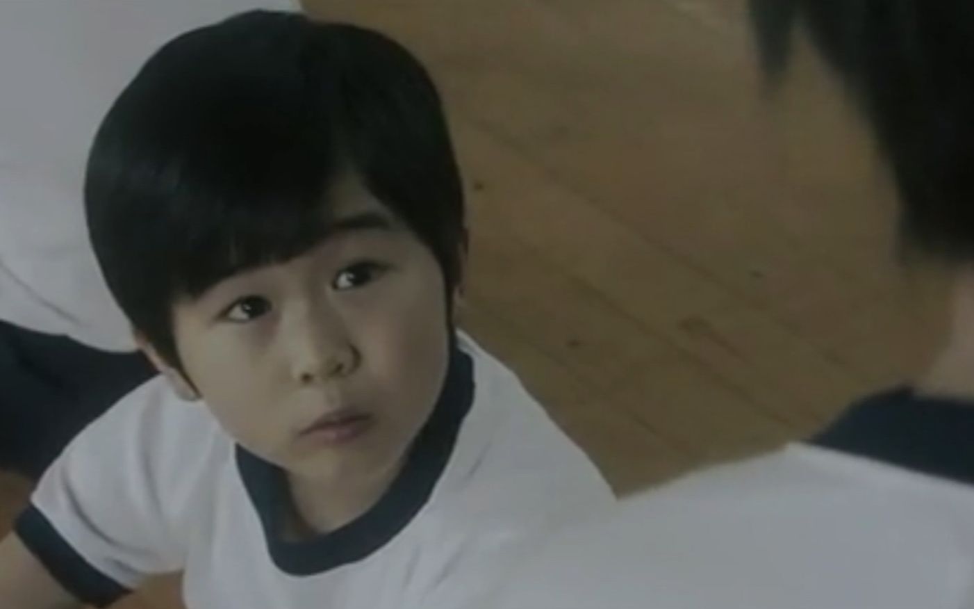 俩小孩长得一模一样,但真相曝光后却让人意外!