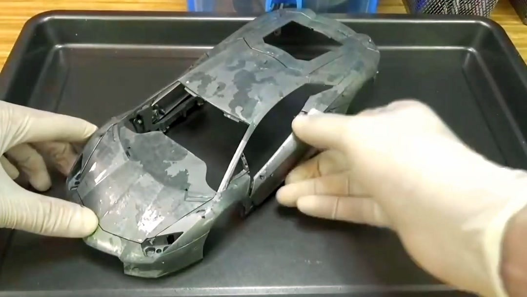 工匠:废弃的兰博基尼-旧的超级跑车Aventador模型汽车修复