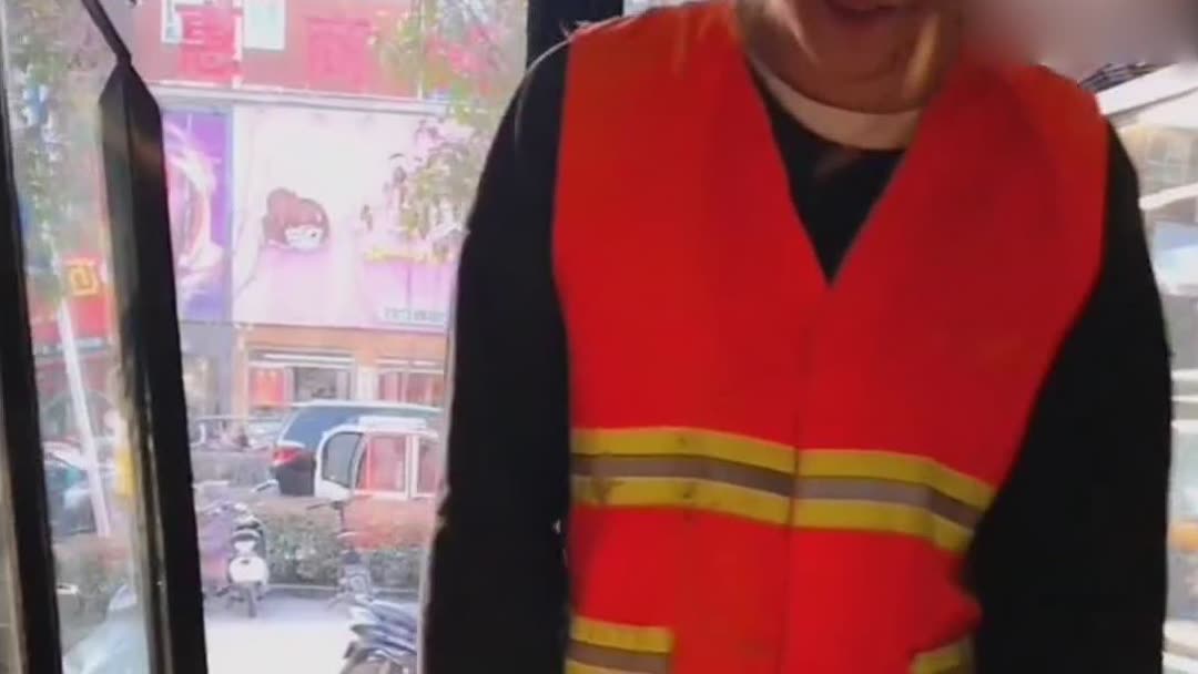 出了事都是临时工?环卫工扫大街时出车祸,单位竟说他不算工伤