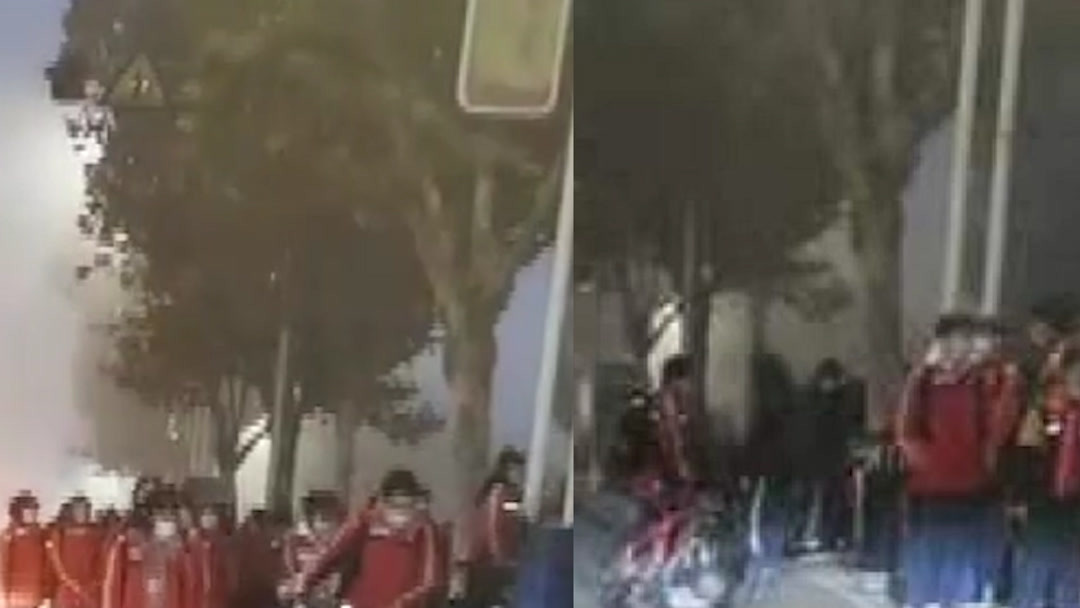 保定:公交到点比学校开门早20分钟,学生大门外苦等挨冻