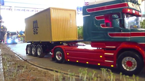 重型运输卡车模型爬坡,自卸车和挖掘机