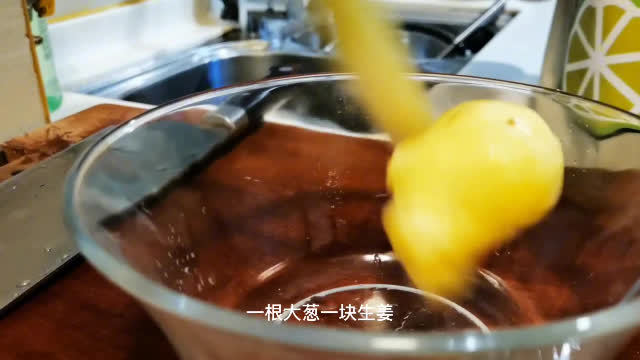 红烧排骨的家常做法,搭配一些鹌鹑蛋,好吃又简单