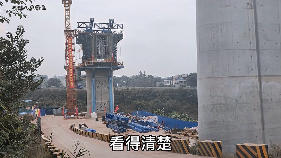 渝昆高铁在泸州上跨广泸高速,连续梁跨度128米,进度快