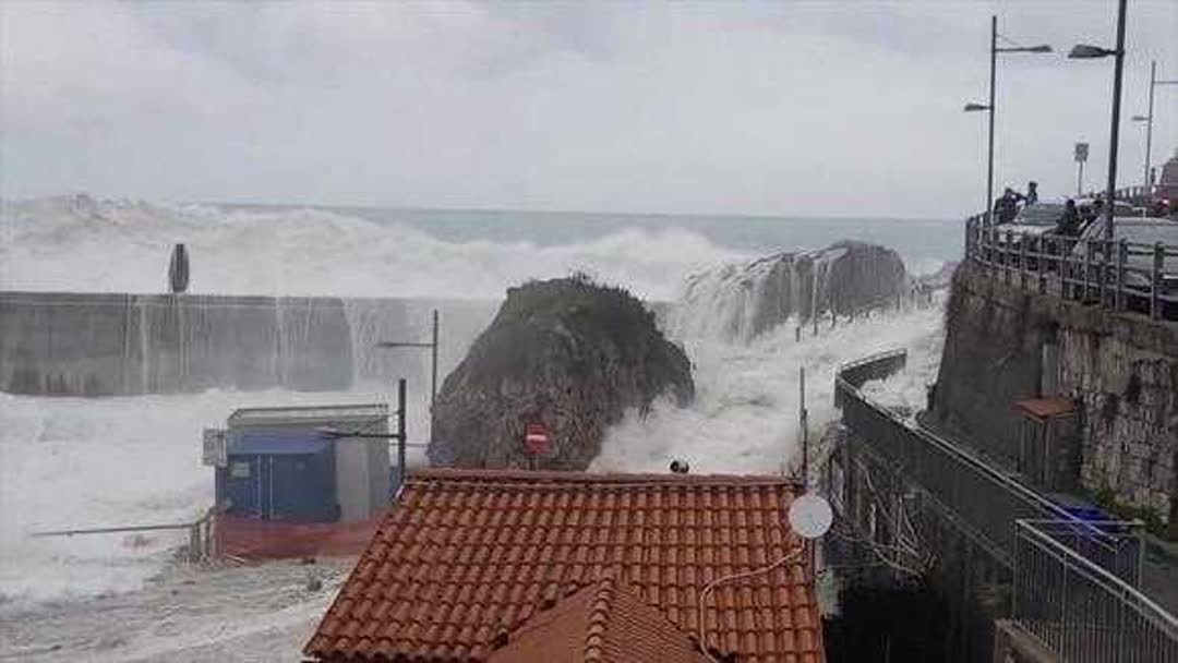 日本海啸冲击岸边房屋,如果不是拍摄这个视频,有点难以相信