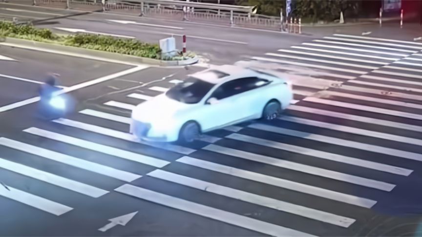 汽车拐弯撞上自行车爱好者