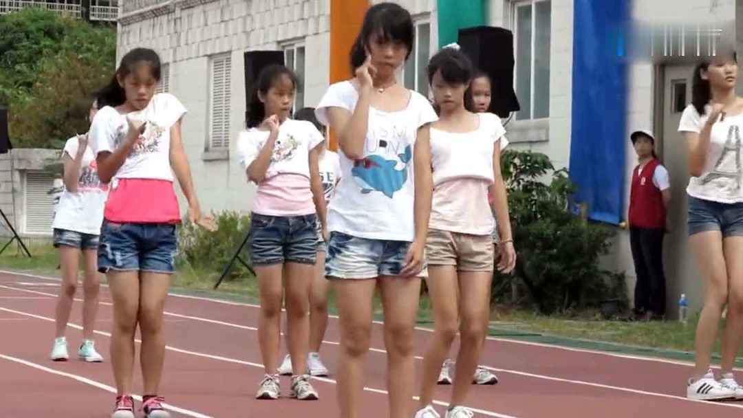 操场上小学女学生们精彩的舞蹈表演,看的我都尴尬了!