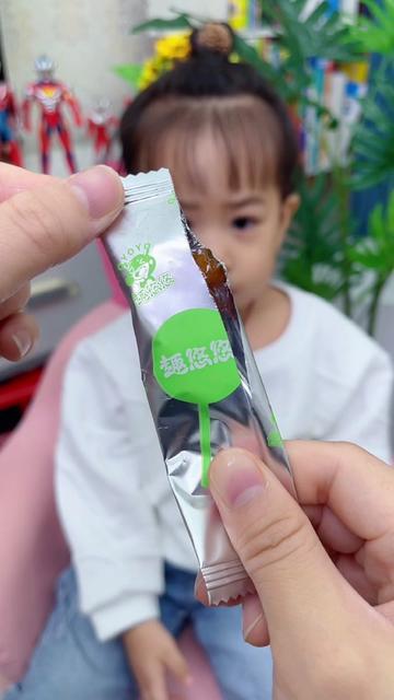 秋天天气比较干燥,这个梨膏棒棒糖入口清甜