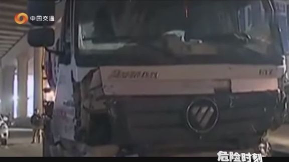 大货车刹车失灵,撞击几十辆车,行车记录仪还原事故过程!