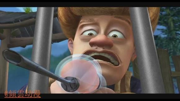 光头强准备拿针筒抽取熊胆,却没想到麻醉效果消失了