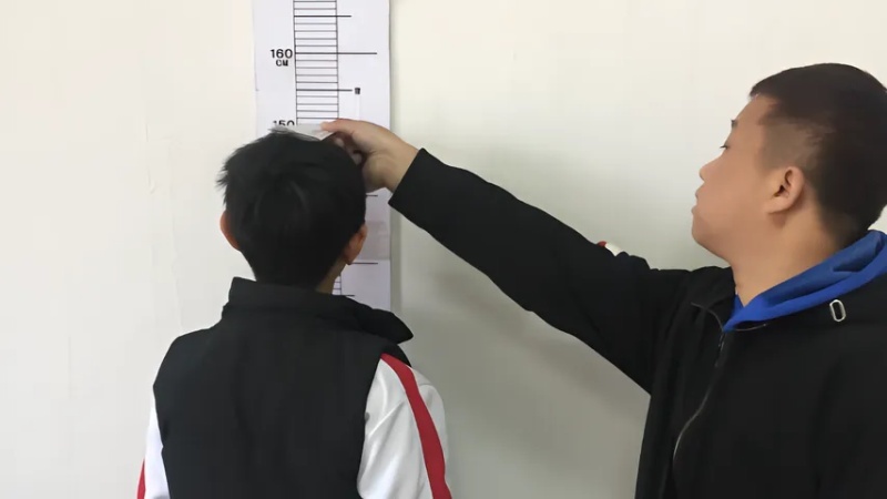 经常吃进补食物和药材,父母迷信偏方14岁男孩身高定格在160