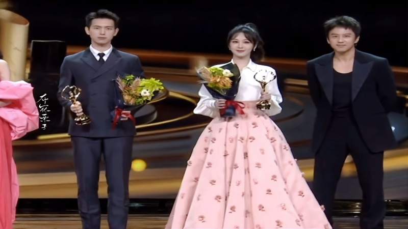 这相视一笑就够了…杨紫李现 微博之夜2023