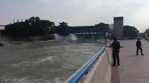 钱塘江涨潮眼前这幕很壮观