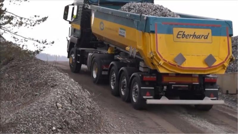 问下半挂车司机,爬坡时,前进挡和倒挡相比,哪个更有劲?