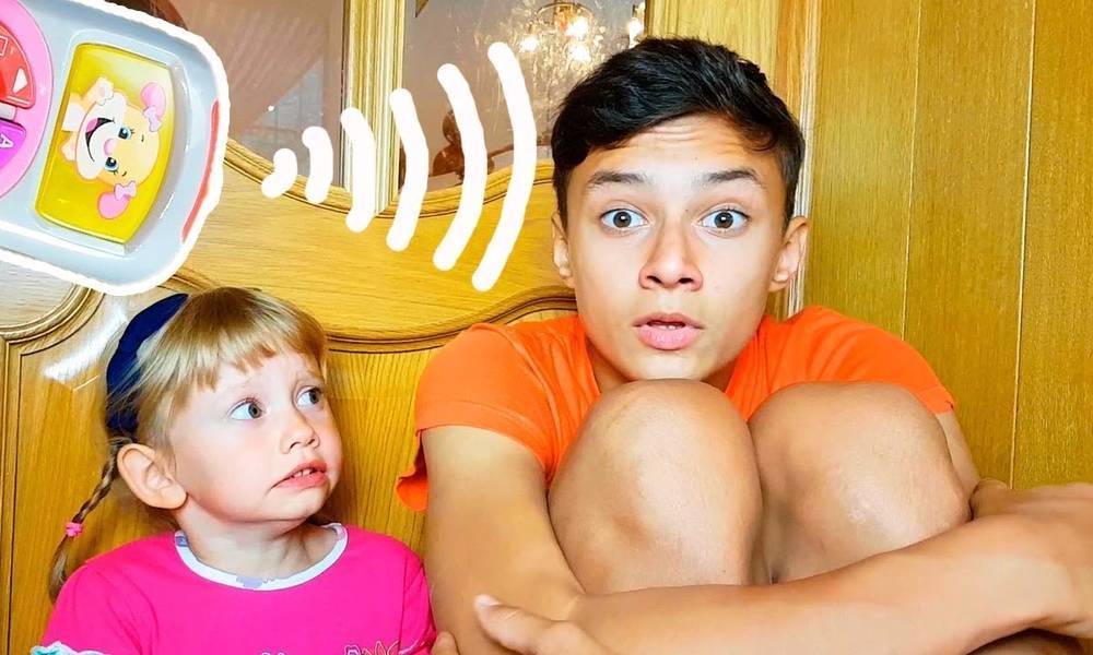 妈妈出门让狗狗陪宝宝看动画片,回家推开门看到不可思议的一幕