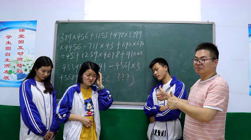 老师出智力题,学生用计算机都没算出来,看学渣如何机智回答