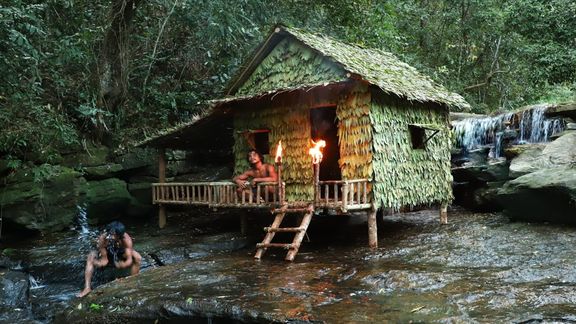 两男子在原始森林用木头建了一座房子,不用一颗钉子,像世外桃源