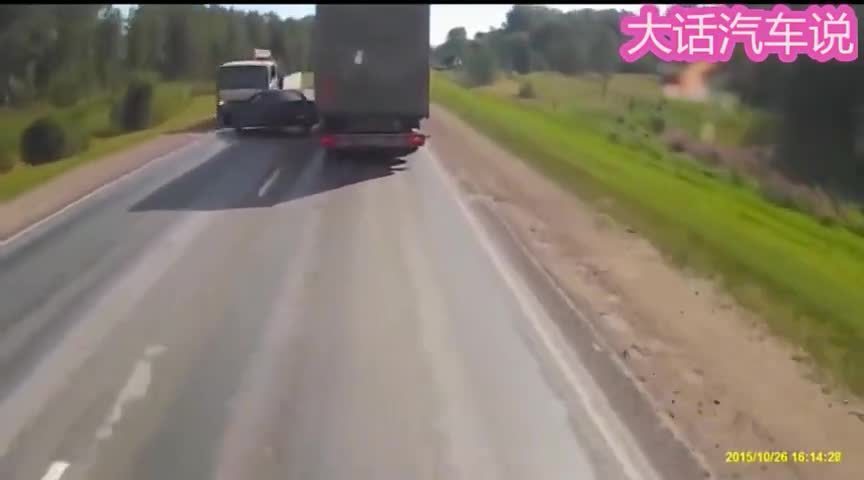 十死无生的大卡车车祸,真是太吓人了!