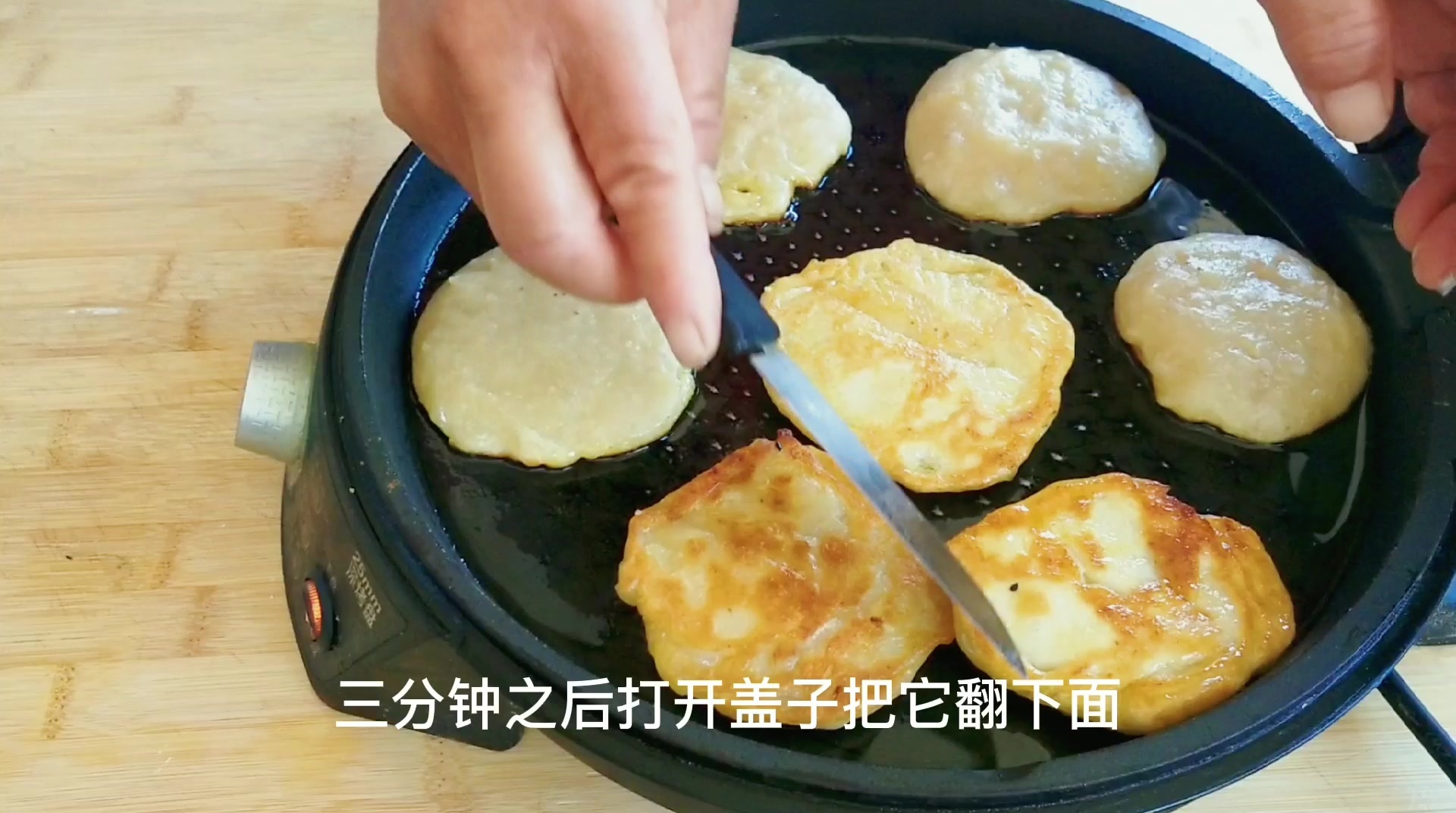 家里没吃完的香蕉不要扔了,农村妈妈教你做美食,一压一摊真好吃