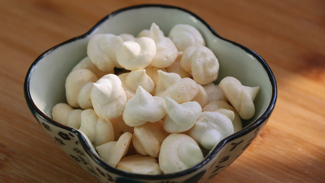 2个蛋清,不用烤箱,不用水,教你做出酥脆零食,入口即化