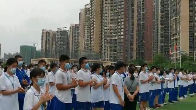 儿子高考前作为学生代表的上台讲话