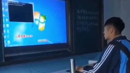 来自班里黑客的高端操作,一行代码居然让电脑变成这个样子,真的是...