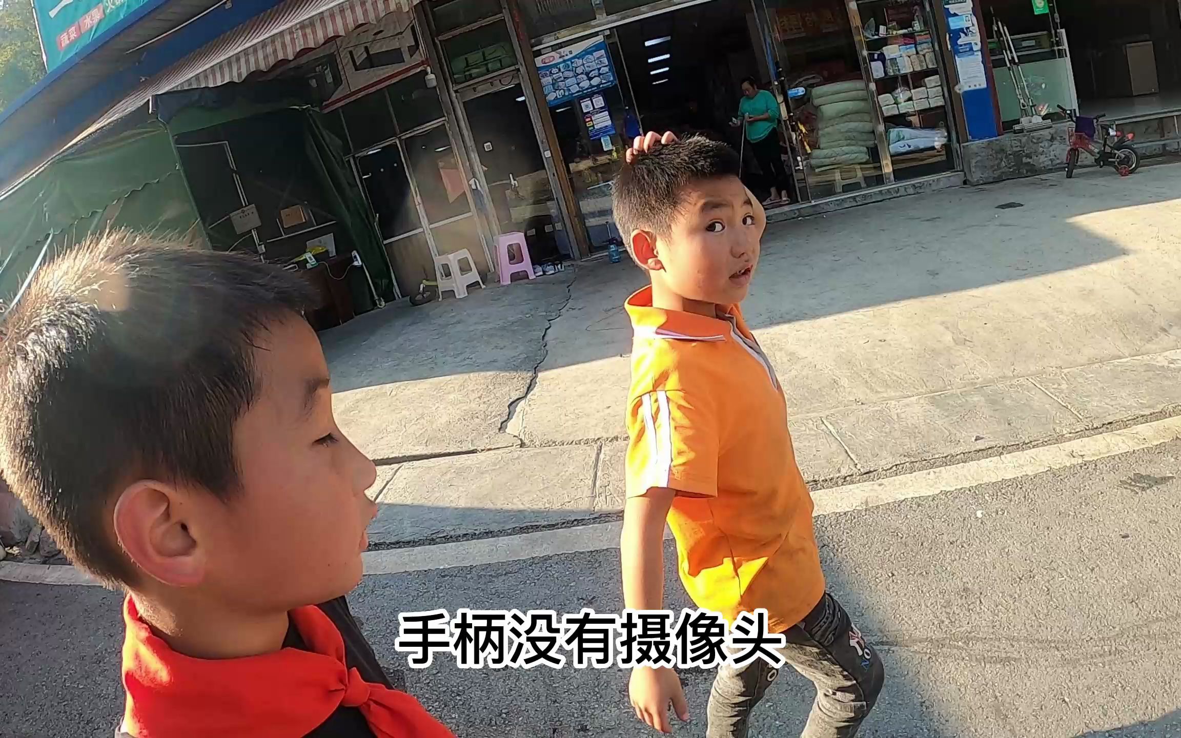 乡村教师日常,到学生家家访,跟他们约定如果期中考试及格了就给他们...