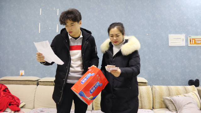 儿子生病小叔子送一箱过期奶,嫂子嫌弃扔掉,哥哥打开感动了