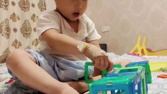 看看这带着滞留针,边远边唱的另一个版本吧#萌娃日常 #熊孩子