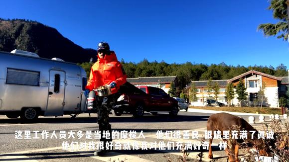 一辆大皮卡拖一个房车,一条猛犬一只萌猫,每天醒来是不同的风景