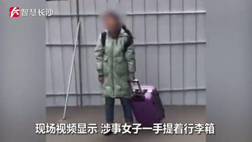 太嚣张!成都女子翻出隔离墙,被防暴叉按在椅子上