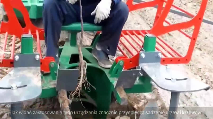 波兰制造商展示了一种深层次的树木和灌木幼苗种植机