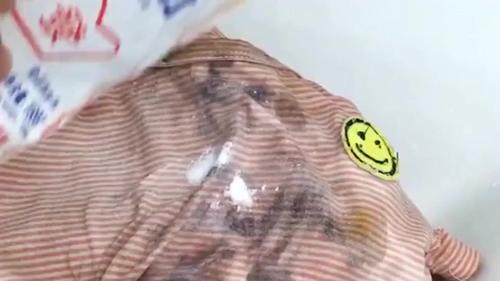 衣服上的这些颜料用传统的方法是洗不掉的,还是要用妙招,清洗快多了